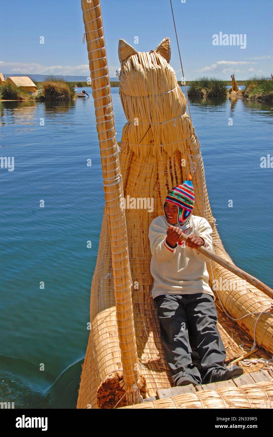 indian uros in reed boat rowing on Titicaca lake near Puno, Peru Stock ...