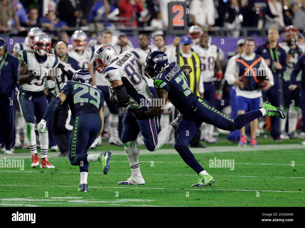 New England Patriots tight end Rob Gronkowski (87) carries the ball ...