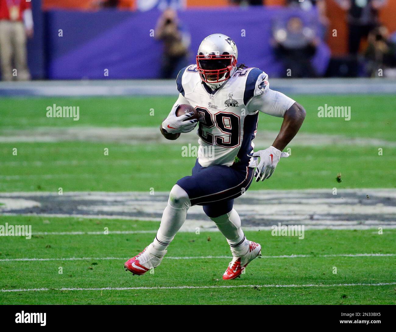 New England Patriots running back LeGarrette Blount (29) carries the ...