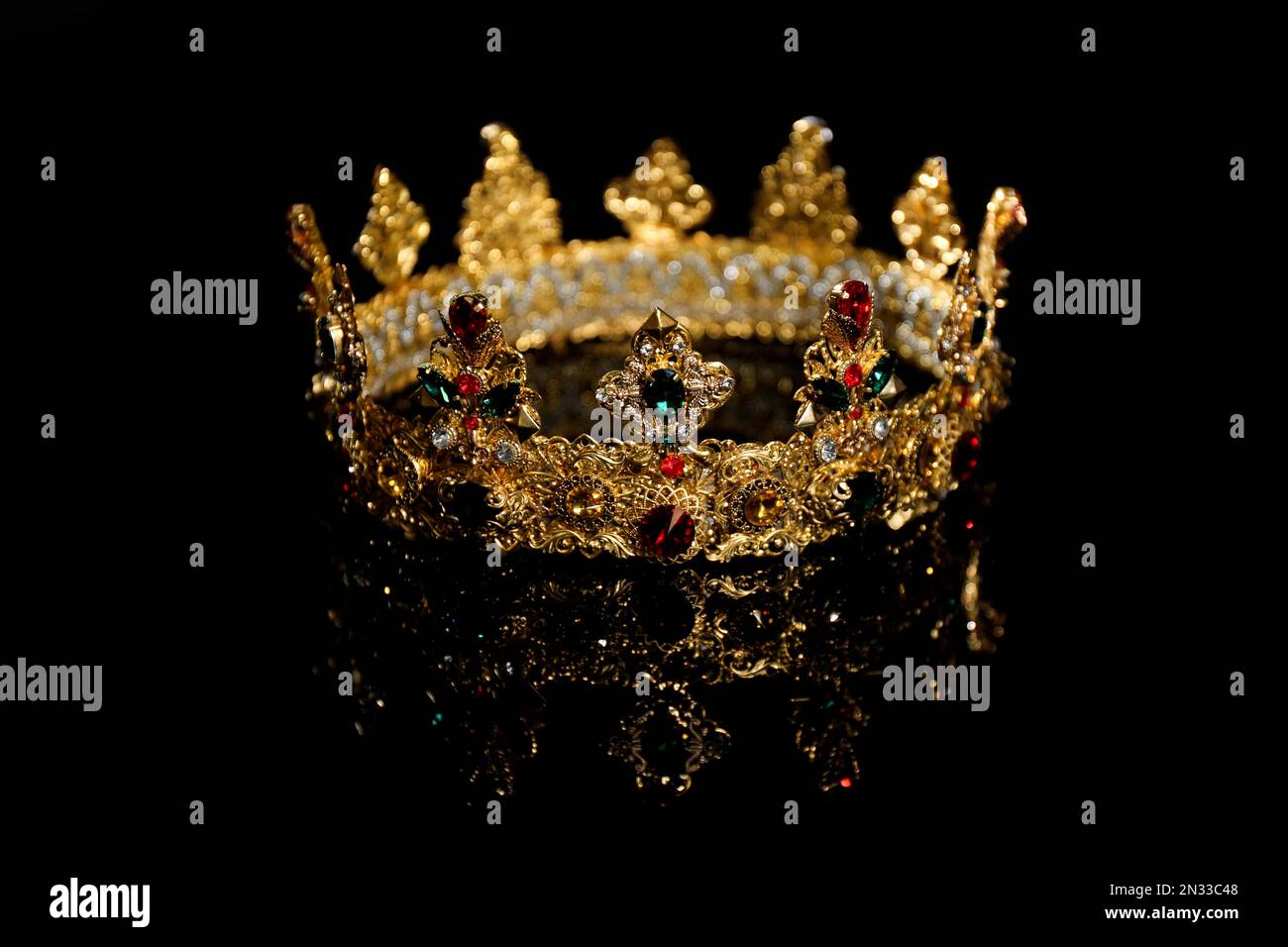 Golden crown on black hi-res stock photography and images - Alamy