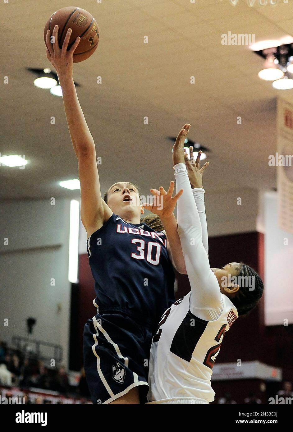 Connecticut's Breanna Stewart (30) drives to the basket over Temple's ...