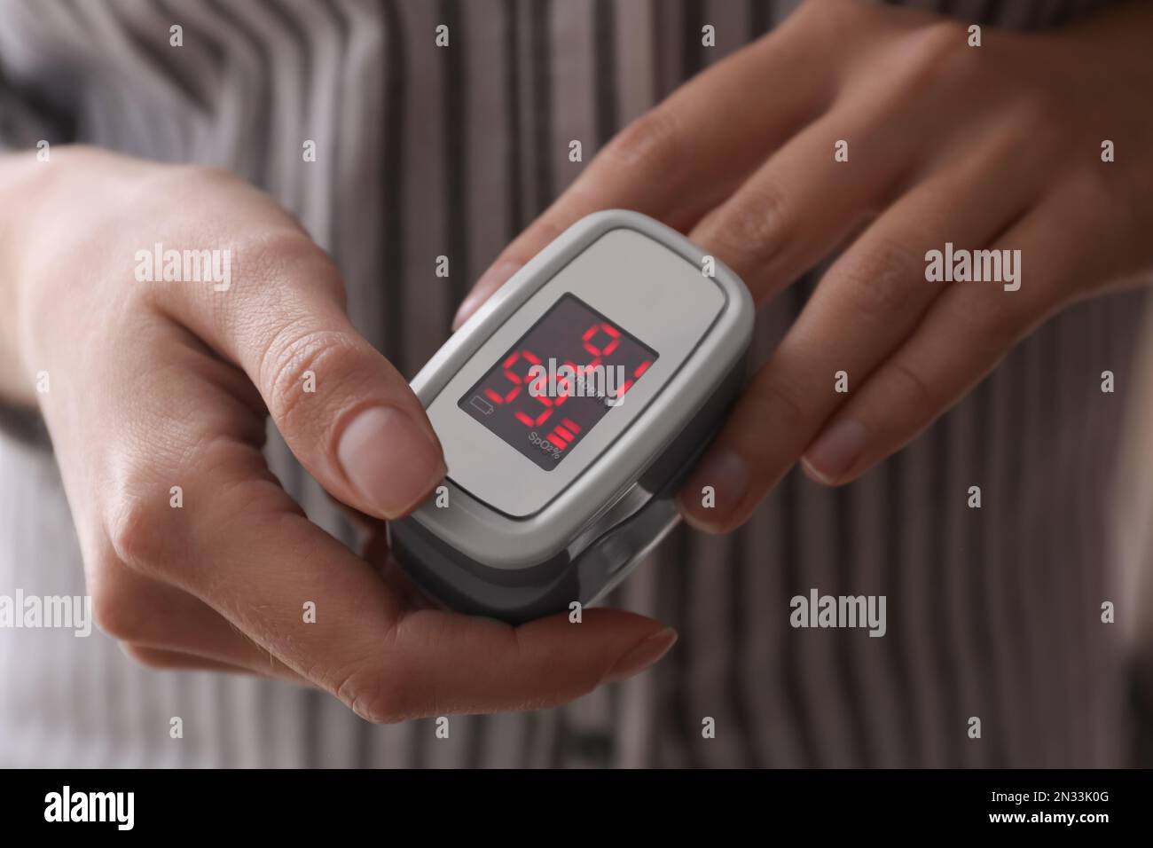 Woman pulse rate measuring hi-res stock photography and images - Alamy