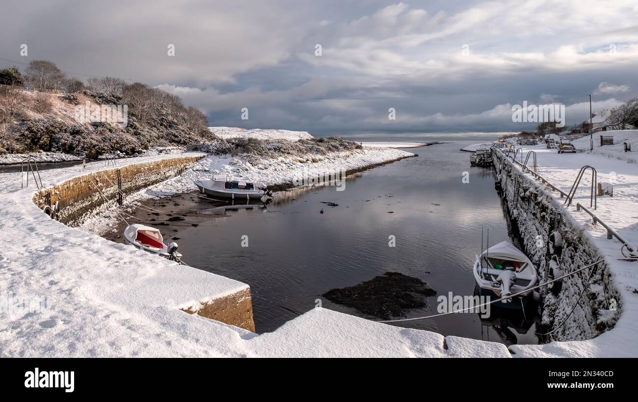 Brora harbour after a fresh fall of snow Stock Photo - Alamy