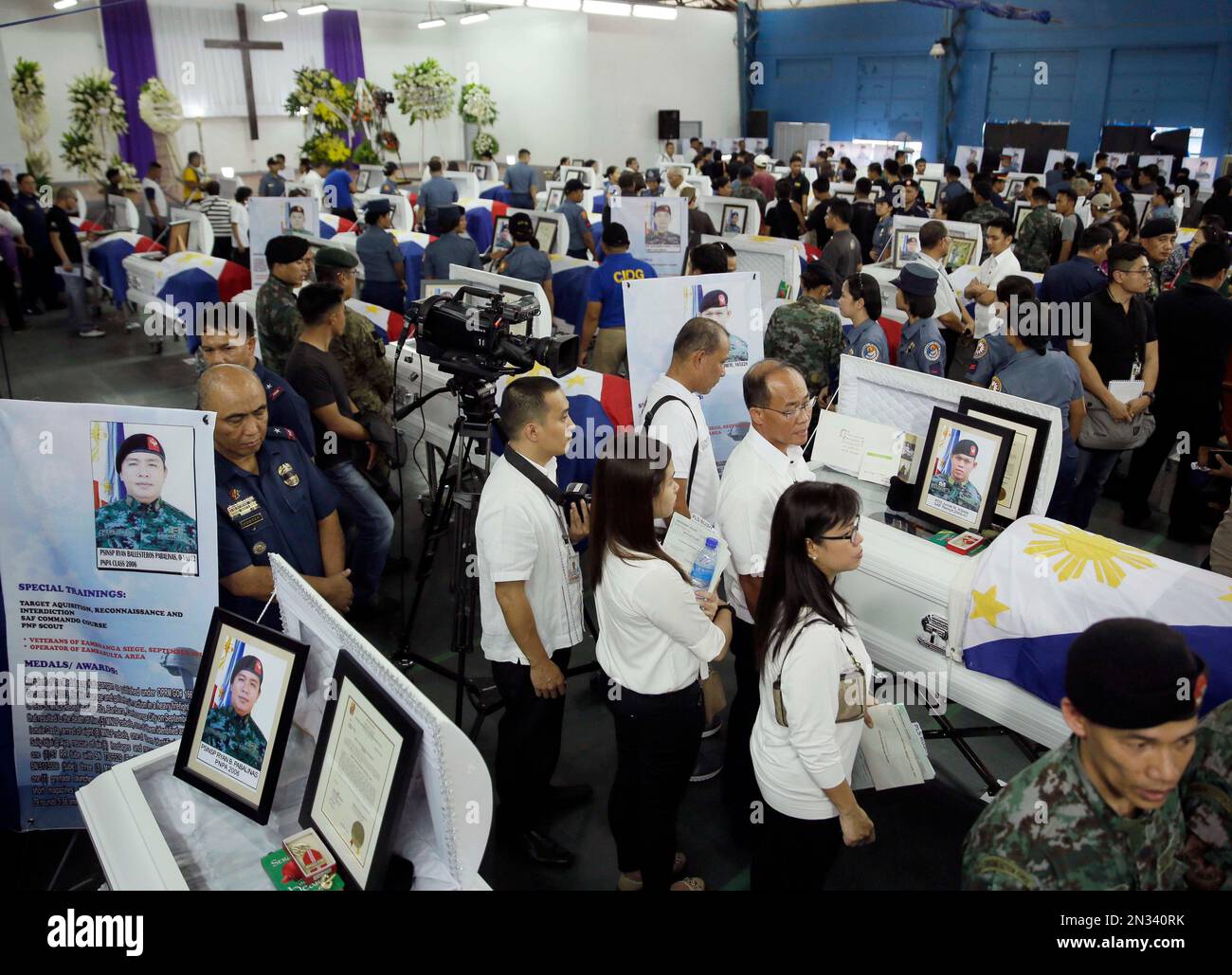 Mourners pay their last respects to the 44 police anti-terror commandos ...