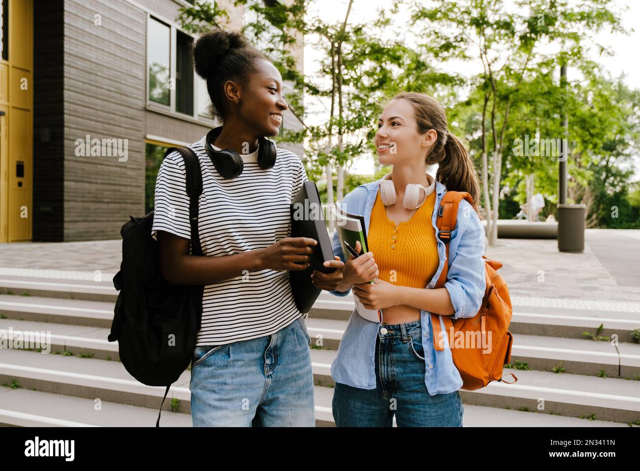 Multinational student hi-res stock photography and images - Alamy