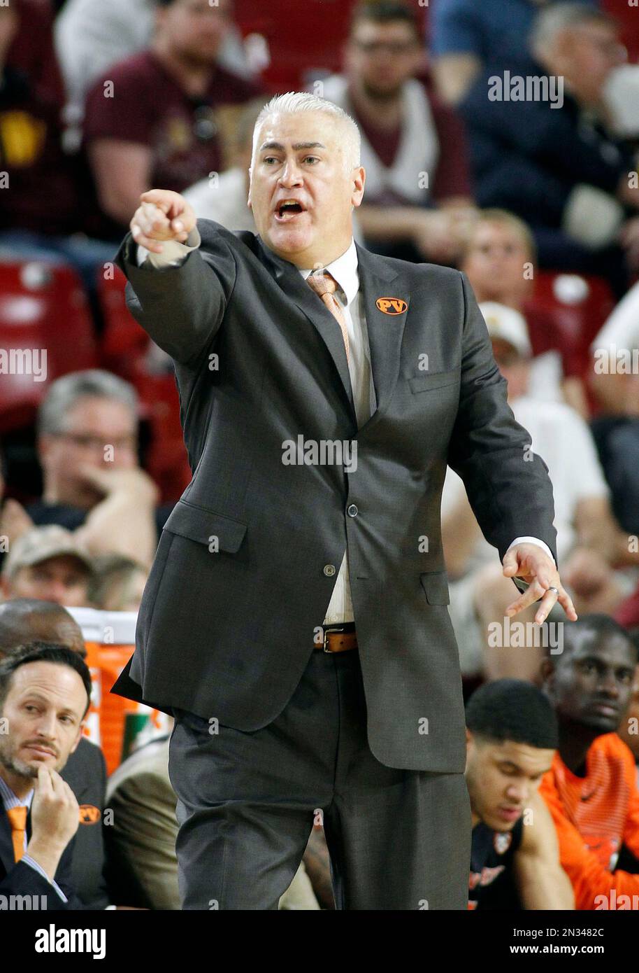 Oregon State coach Wayne Tinkle directs his defense from the bench ...