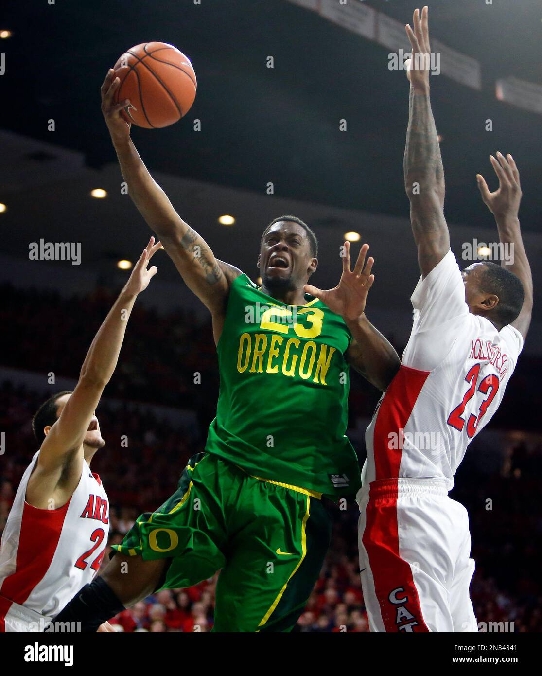 Oregon forward Elgin Cook (23) drives between Arizona guard Elliott ...