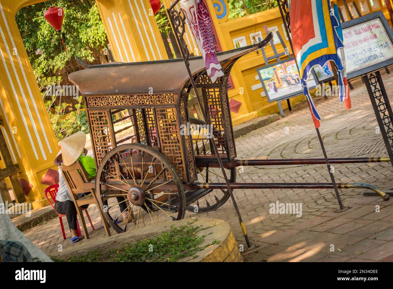 Hand pulled cart hi-res stock photography and images - Alamy