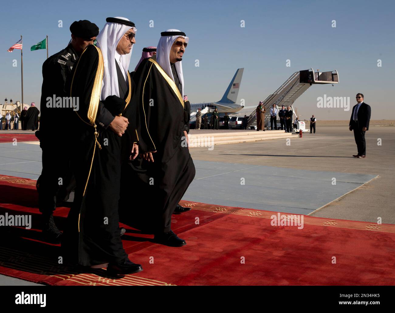 Saudi King, Salman bin Abdul Aziz walks to meet President Barack Obama ...