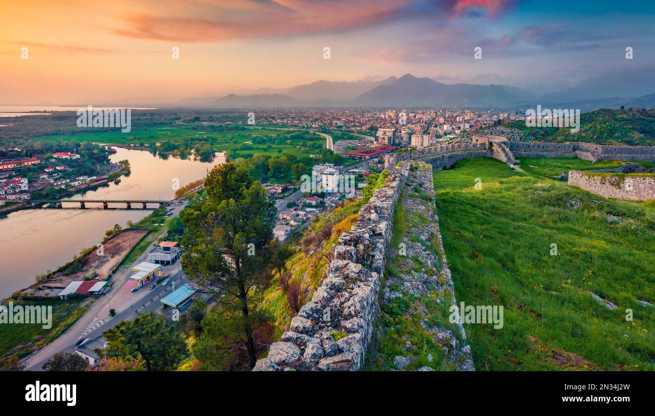 Unbelievable evening view of Rozafa Castle. Spectacular spring ...
