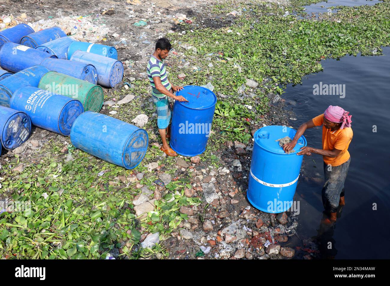 Dhaka, Dhaka, Bangladesh. 7th Feb, 2023. Workers are cleaning drums ...