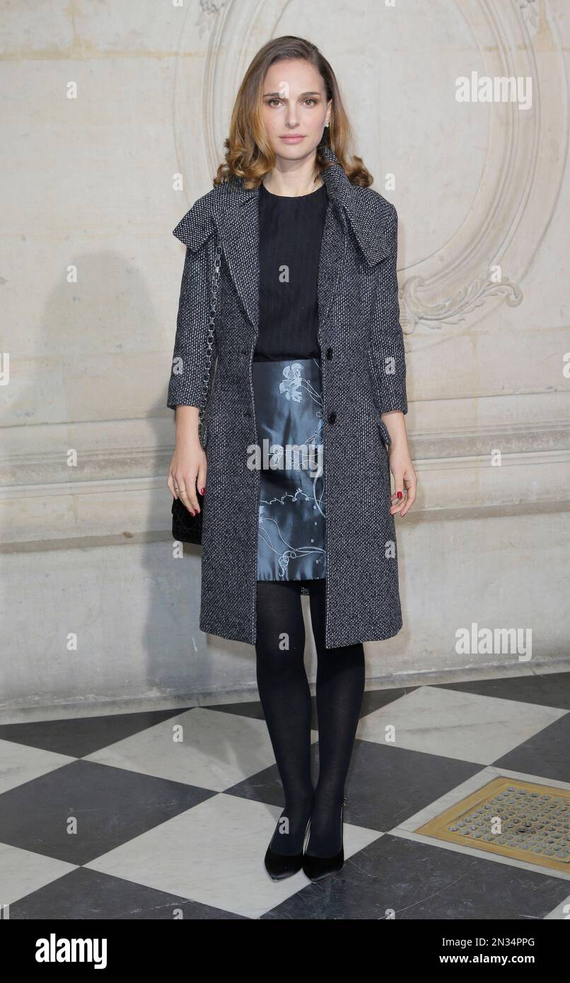 Natalie Portman poses before Dior's Haute Couture spring-summer 2015 ...