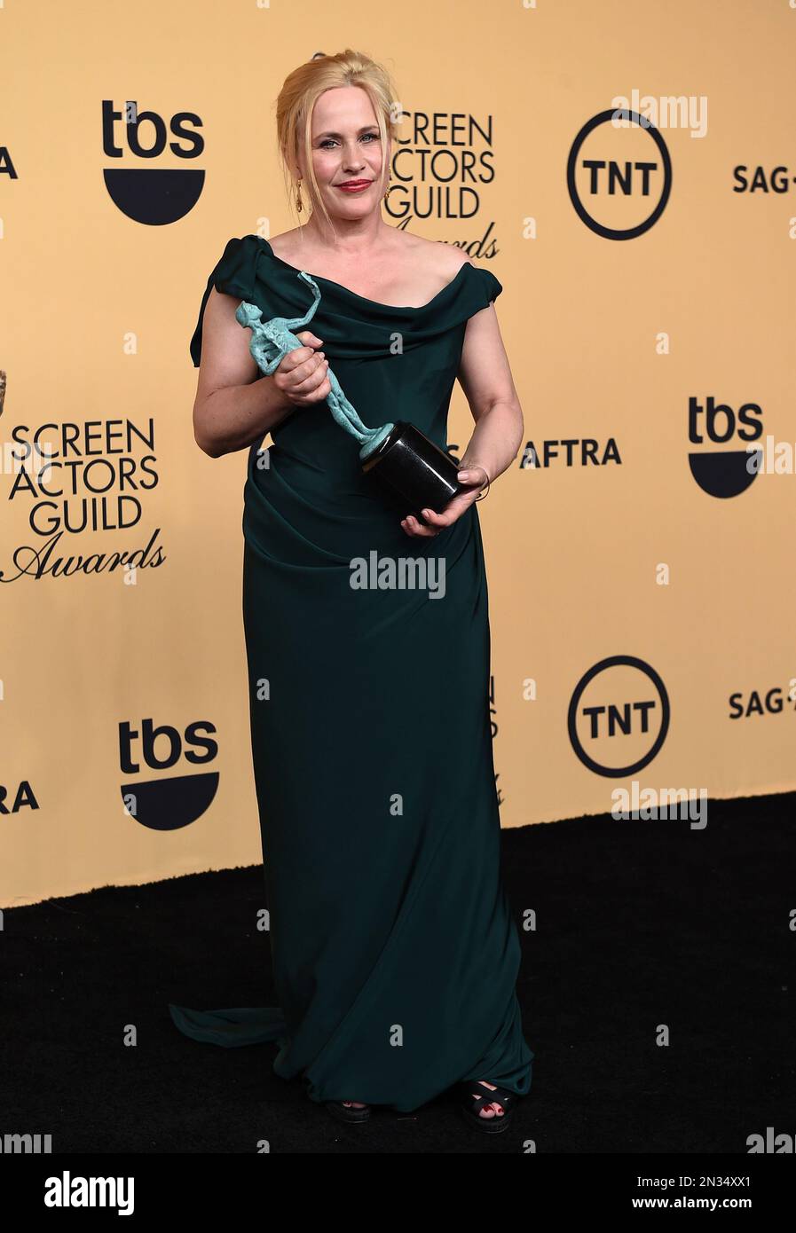 Patricia Arquette poses in the press room with the award for ...
