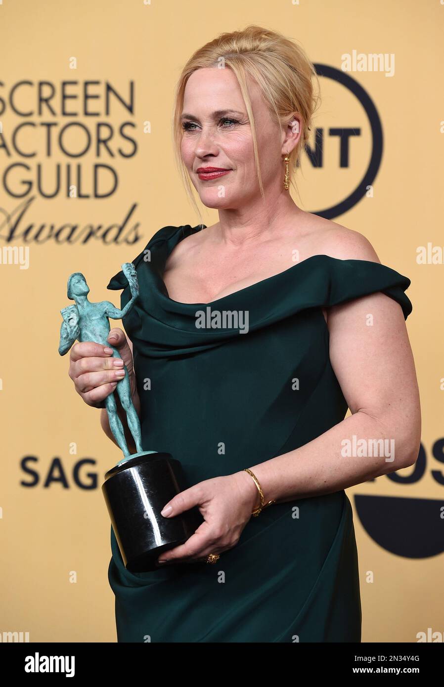 Patricia Arquette poses in the press room with the award for ...