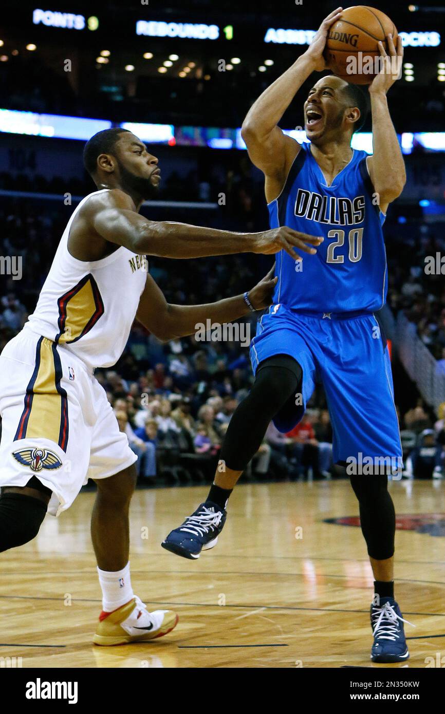 Dallas Mavericks guard Devin Harris (20) drives against New Orleans ...