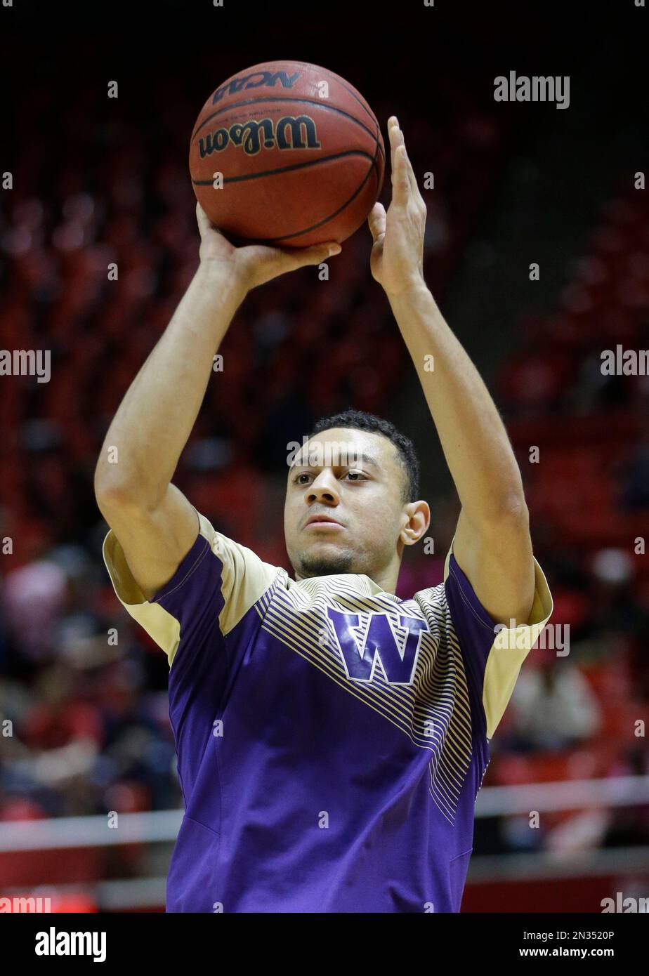 Washington guard Nigel Williams-Goss shoots during practice before the ...