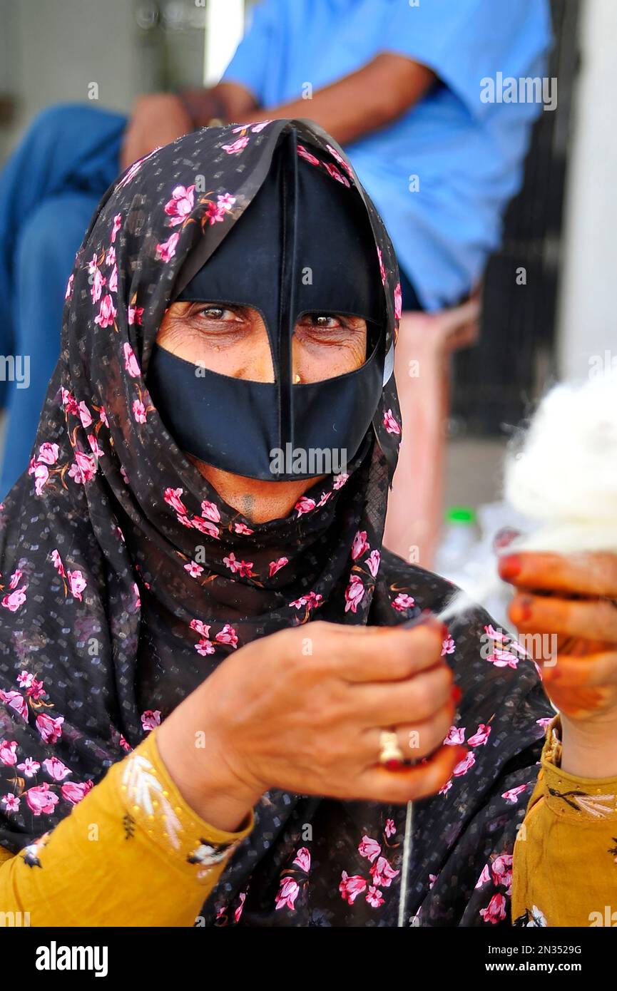 Bedouin woman wearing battoulah, the traditional mask in Sinaw, Oman ...