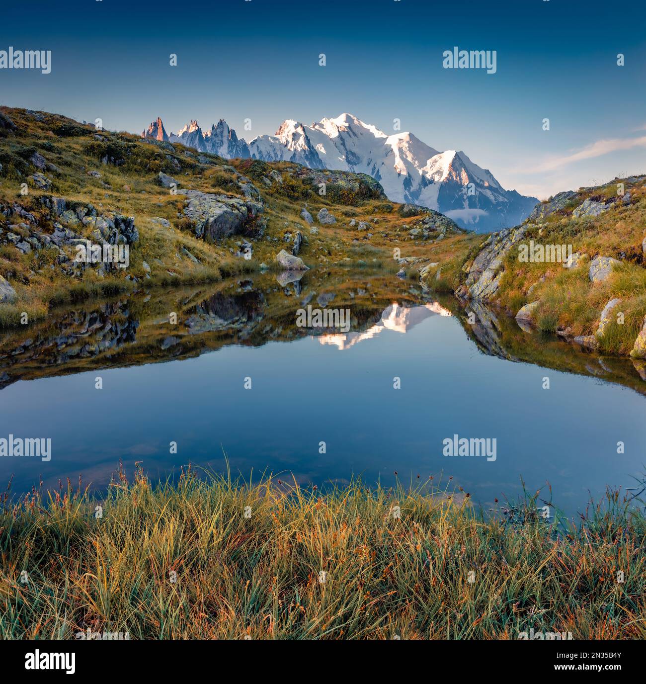 Gorgeous summer view of Lac Blanc lake with Mont Blanc (Monte Bianco ...