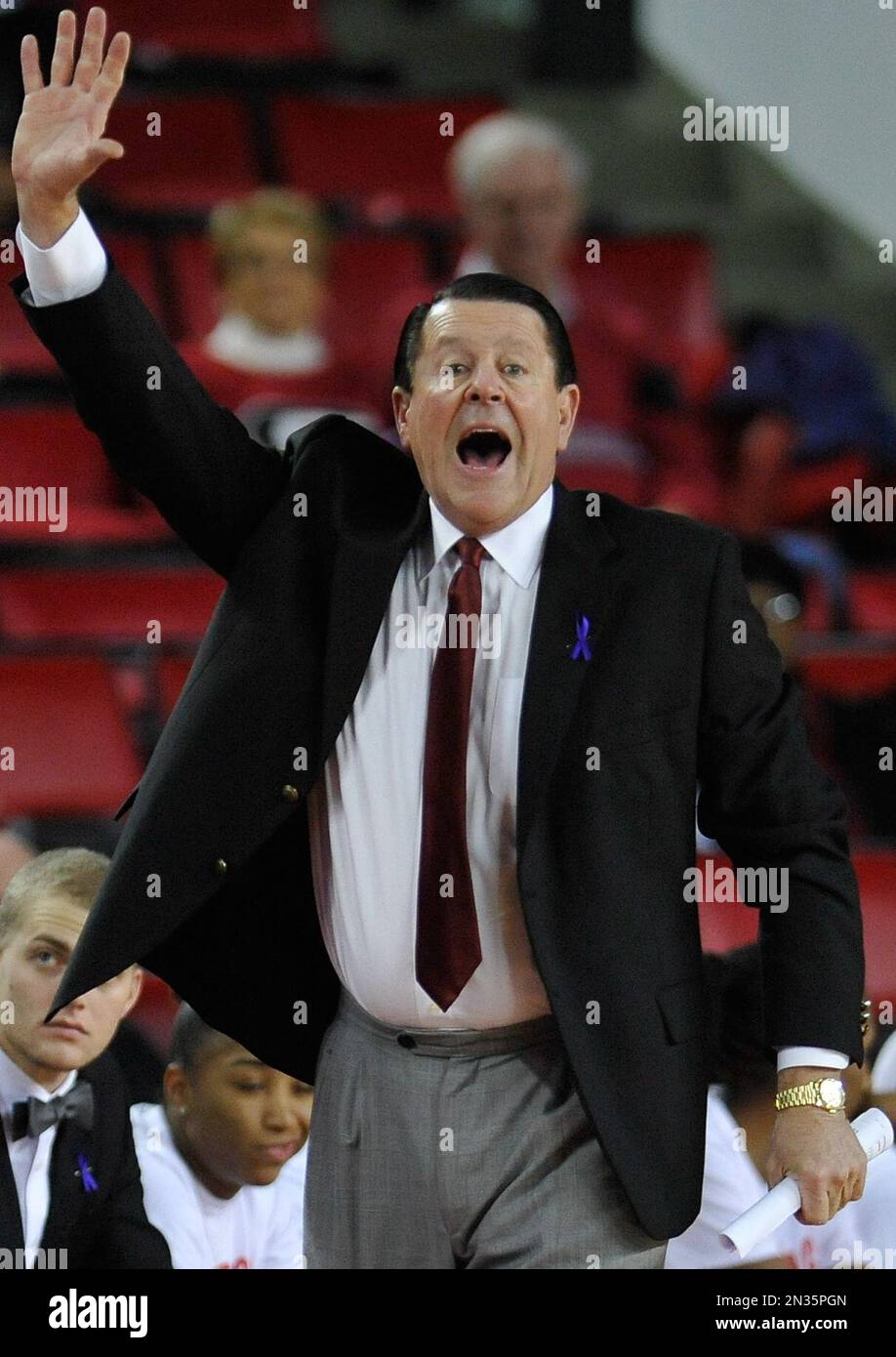 Georgia head coach Andy Landers calls a play during the first half of ...