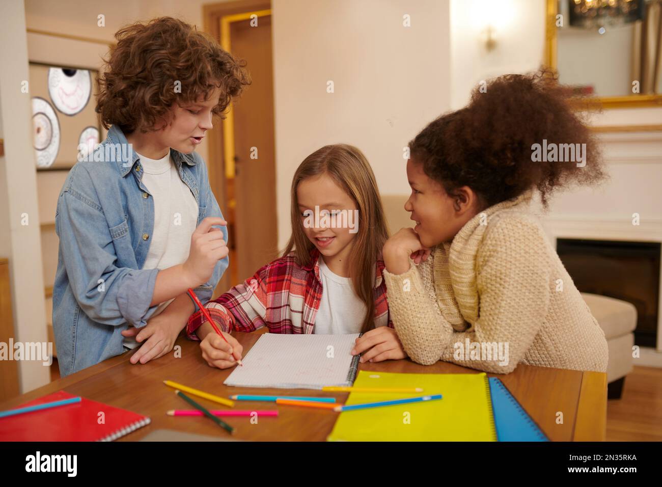 Kids work together diversity hi-res stock photography and images - Alamy