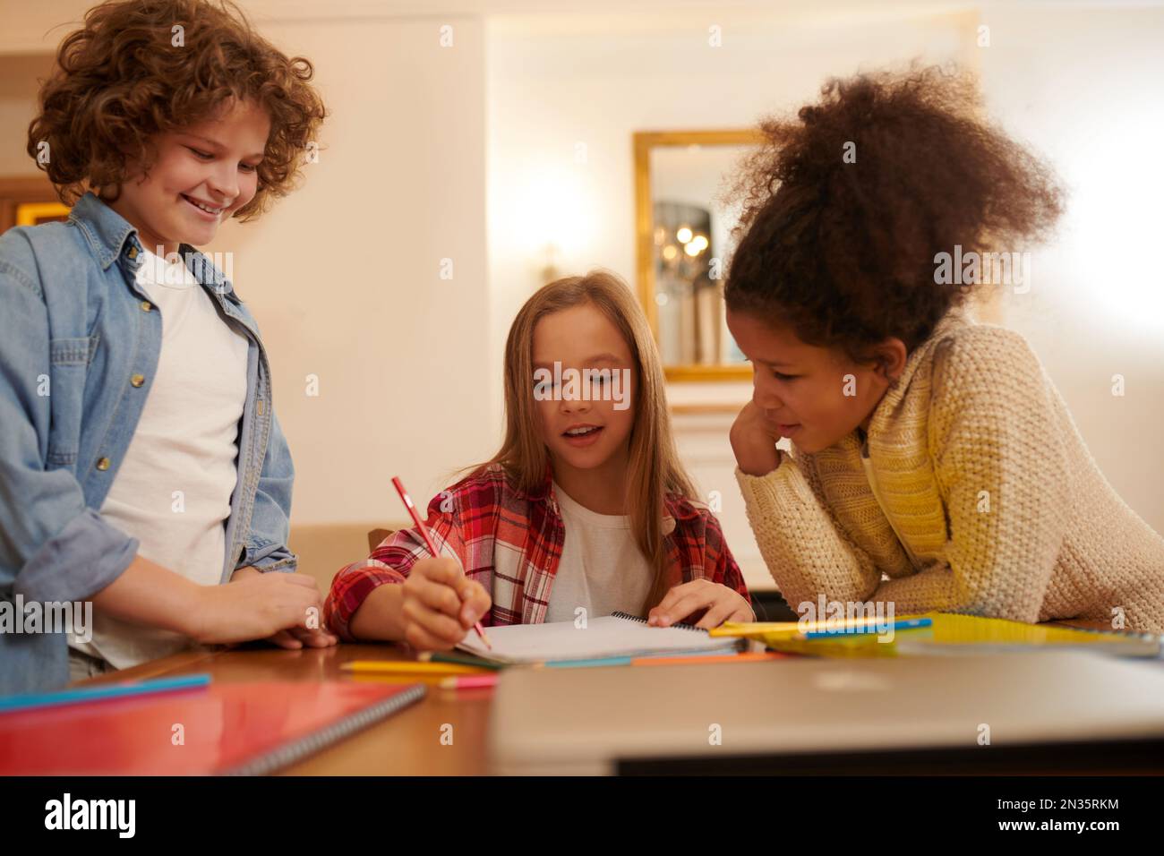 Kids work together diversity hi-res stock photography and images - Alamy