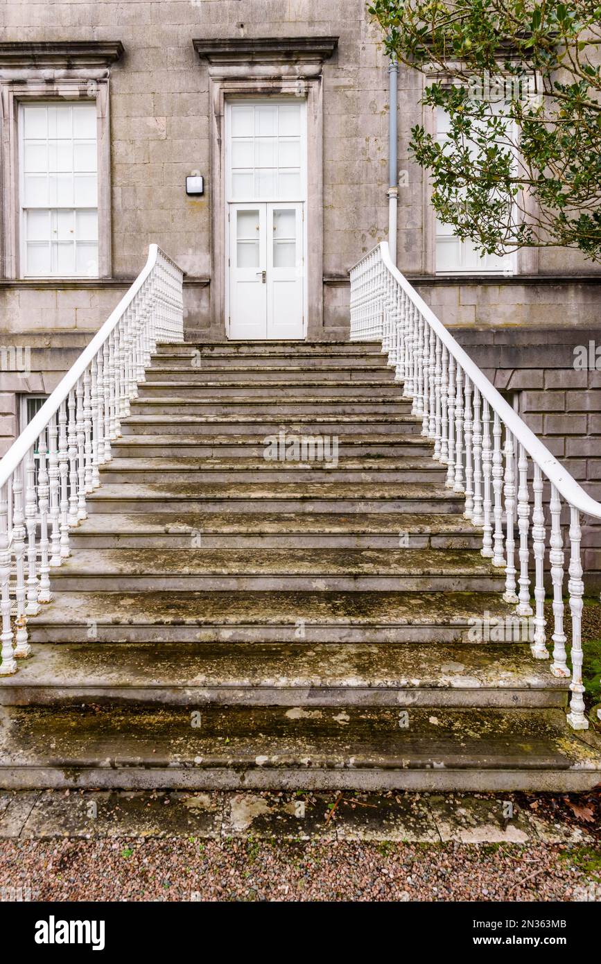 Building outside door hi-res stock photography and images - Alamy