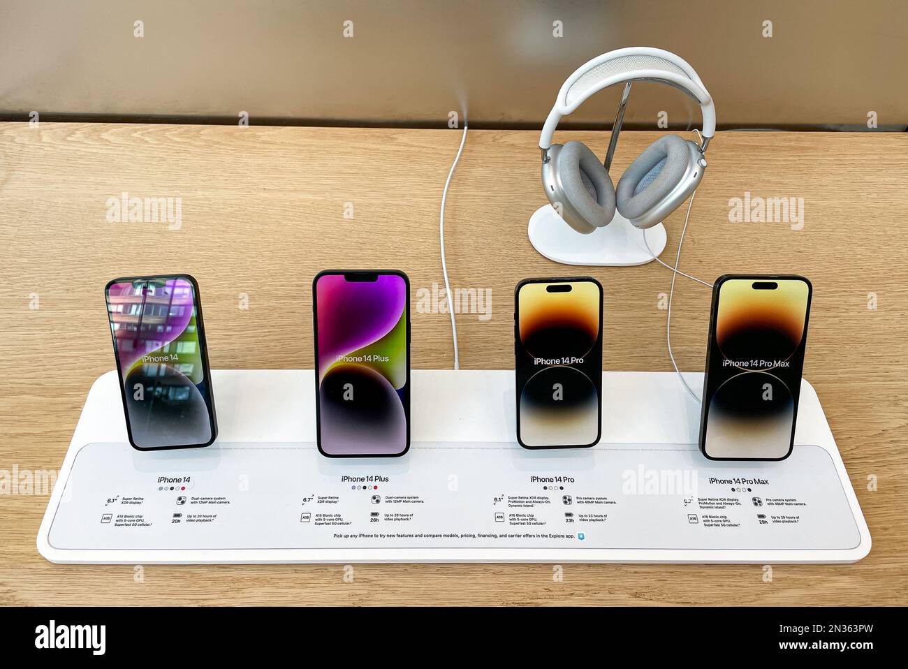 Iphone 14 pro max hi-res stock photography and images - Alamy