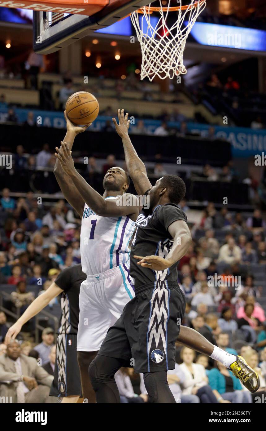 Charlotte Hornets' Lance Stephenson (1) muscles his layup against the ...