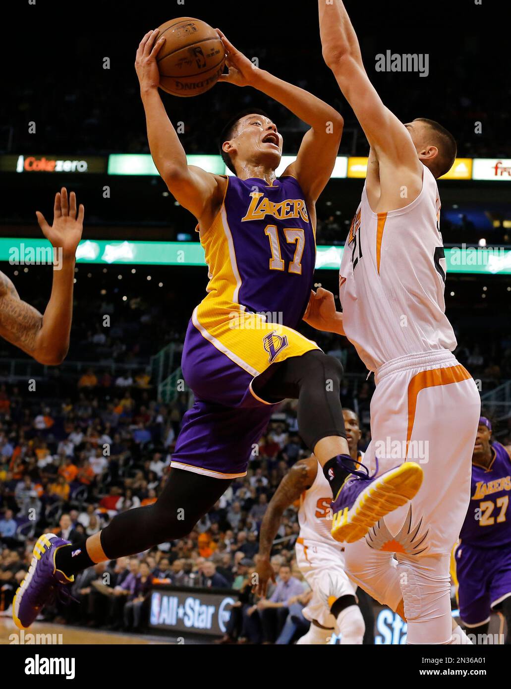 Los Angeles Lakers guard Jeremy Lin (17) drives on Phoenix Suns center ...