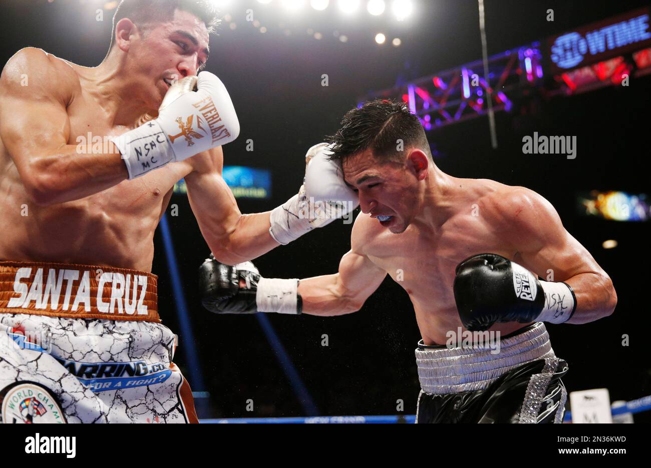 Leo Santa Cruz hits Jesus Ruiz during their WBC super bantamweight ...