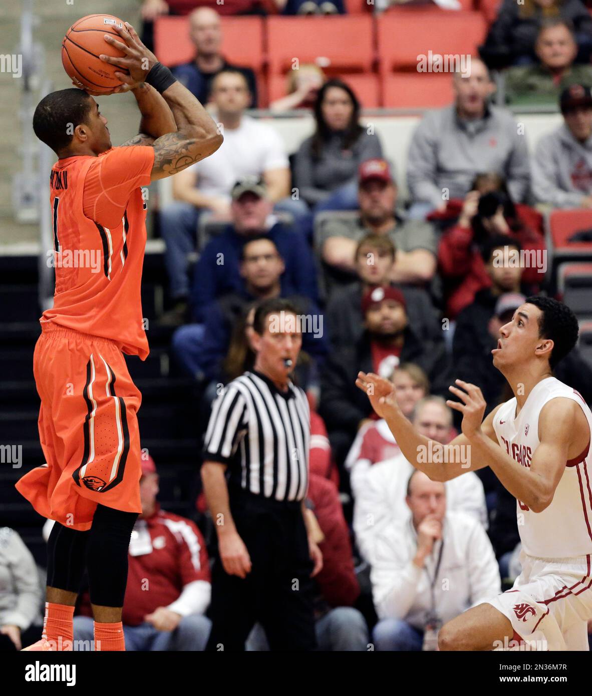 College basketball basketball player hi-res stock photography and ...