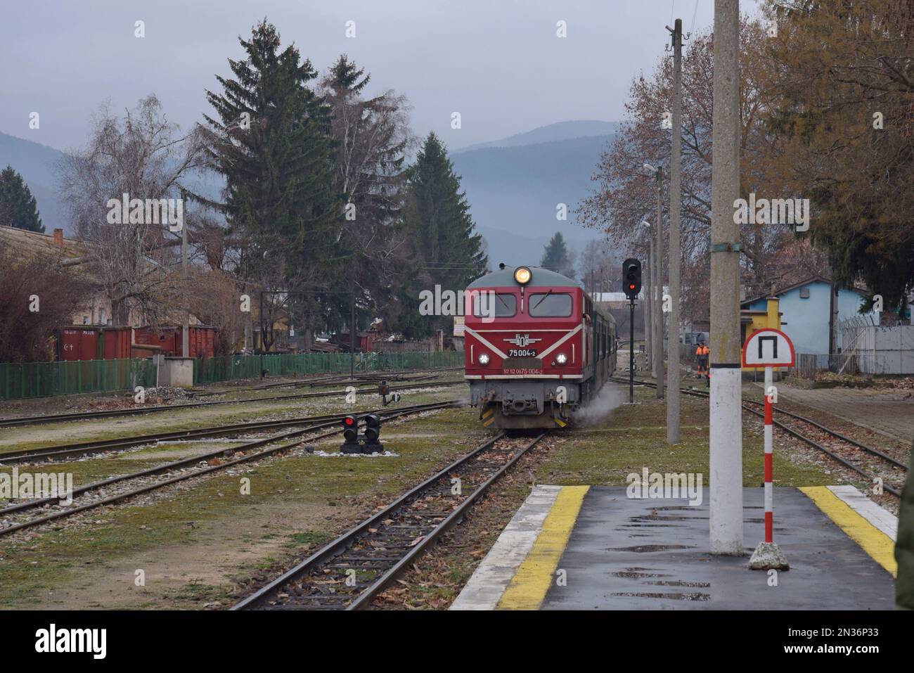 1960's built Henschel Class 75 diesel loco arriving at Velingrad ...