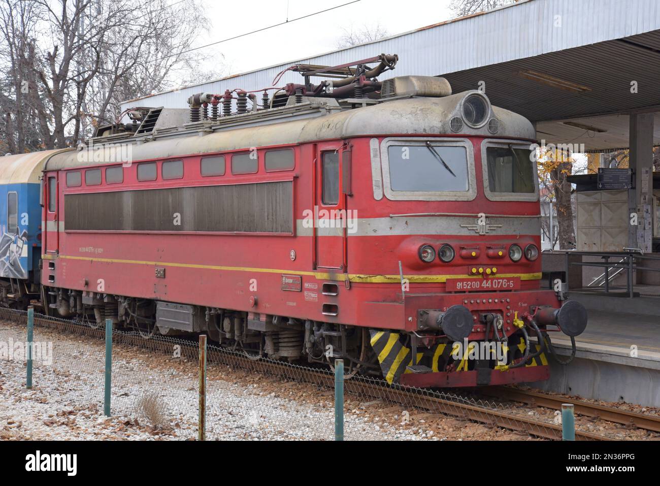 Skoda Type 44 electric locomotive with passenger train at Septemvri ...