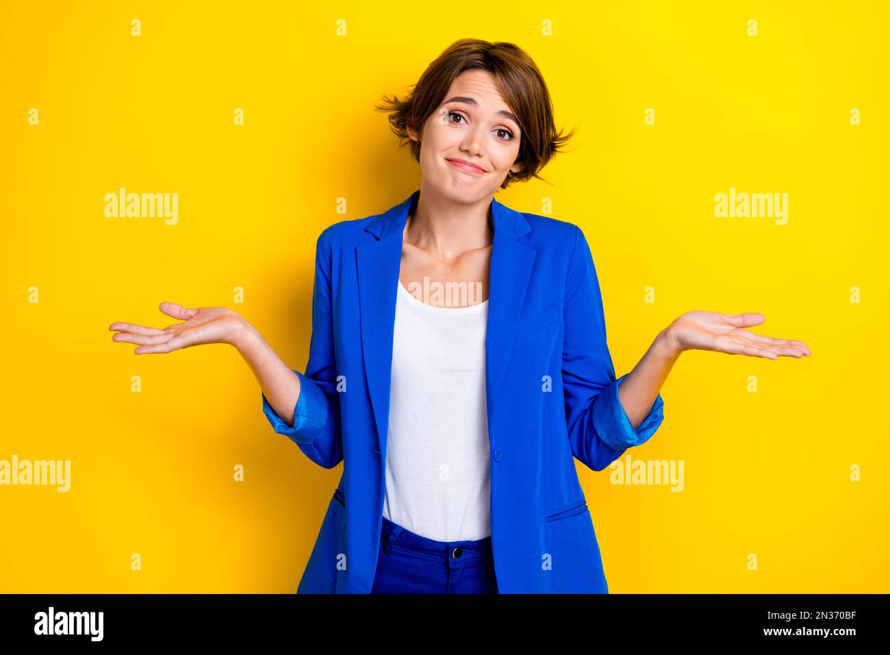 Photo of young uncertain attractive business woman shrug shoulders no ...