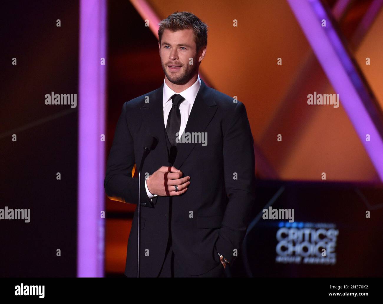 Chris Hemsworth presents the Louis XIII Critics’ Choice Genius award at ...