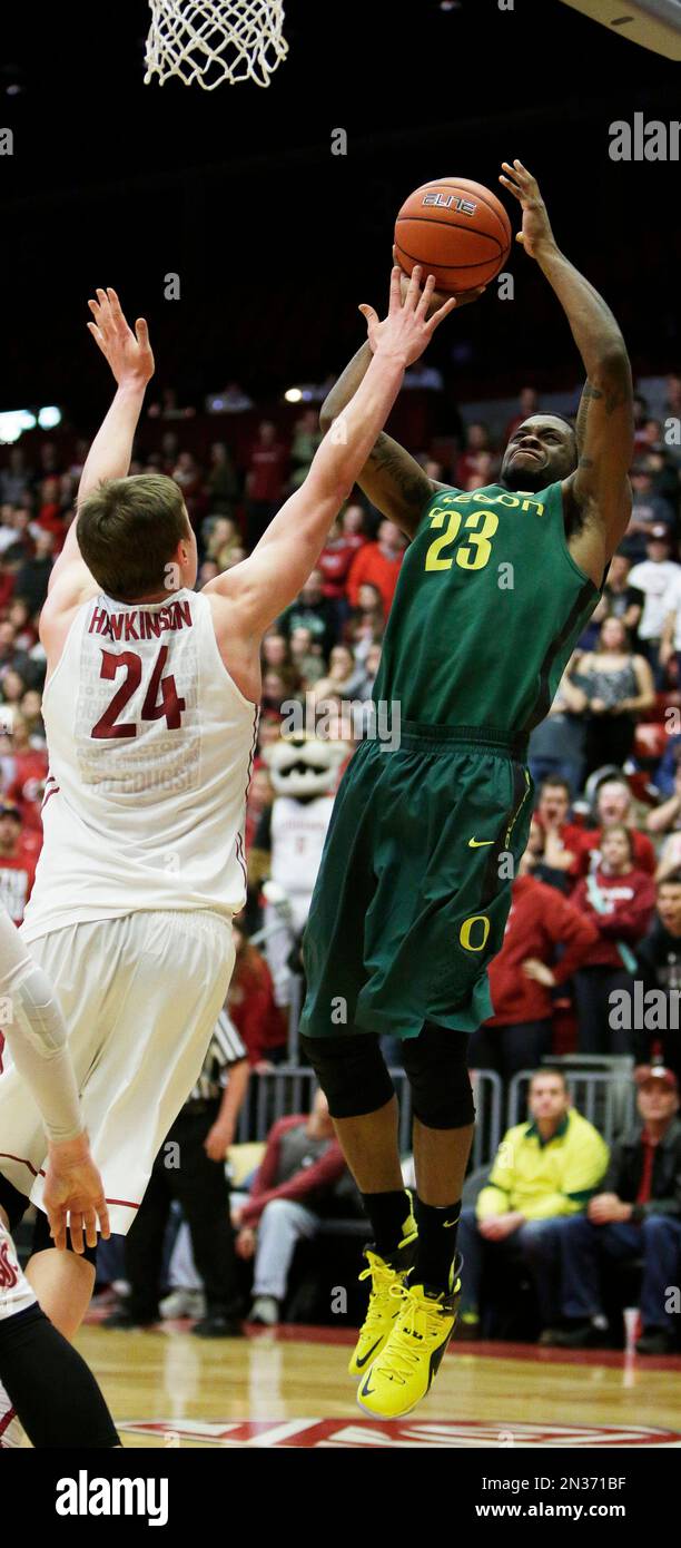 Oregon's Elgin Cook (23) takes a shot against Washington State's Josh ...