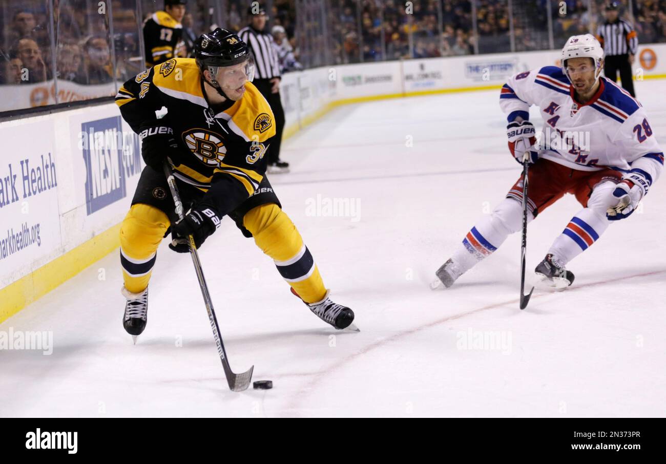 Boston Bruins center Carl Soderberg (34) looks for an open man during ...