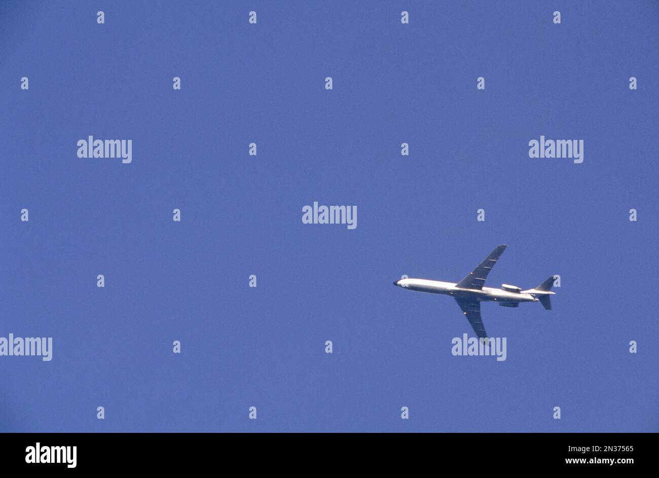 Airplane bottom view commercial hi-res stock photography and images - Alamy