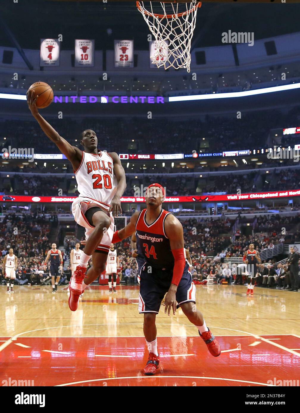 Chicago Bulls forward Tony Snell (20) scores on a breakaway past ...