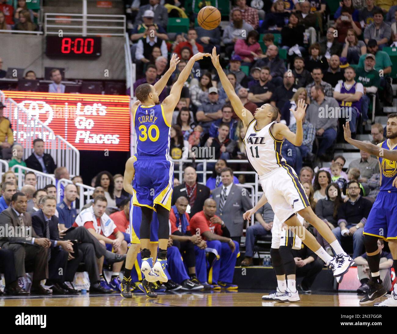 Golden State Warriors guard Stephen Curry (30) shoots as Utah Jazz ...