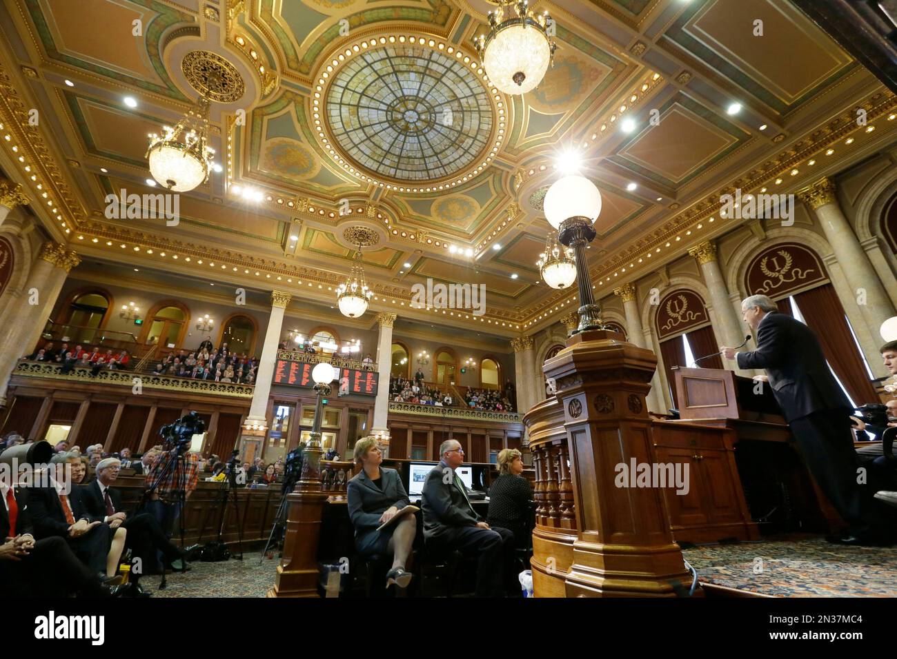 Iowa Gov. Terry Branstad, right, delivers his annual condition of the ...