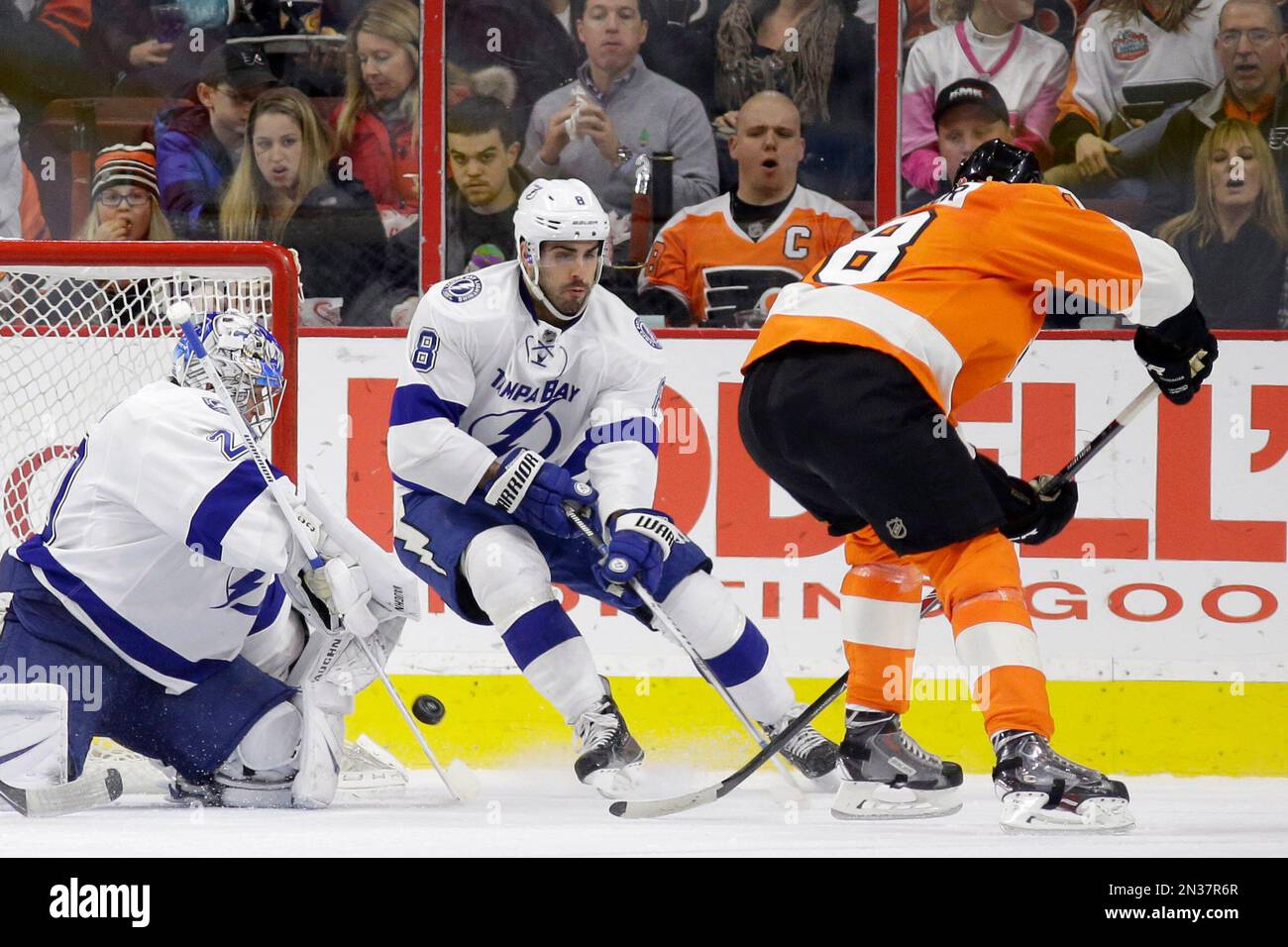 Philadelphia Flyers' R.J. Umberger, right, scores a goal against Tampa ...