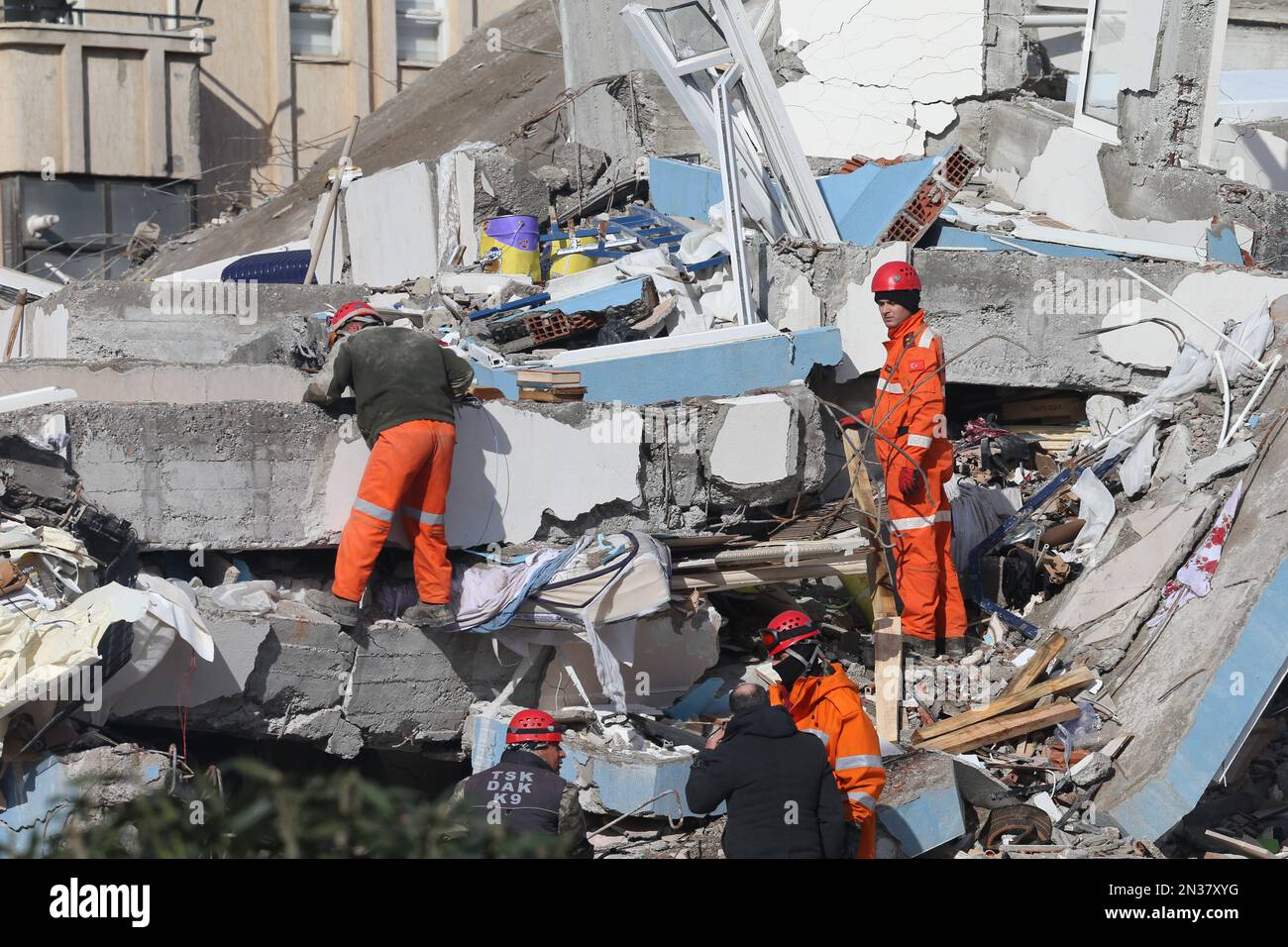 Kahramanmaras, T?Rkiye. 7th Feb, 2023. Rescuers search for survivors ...
