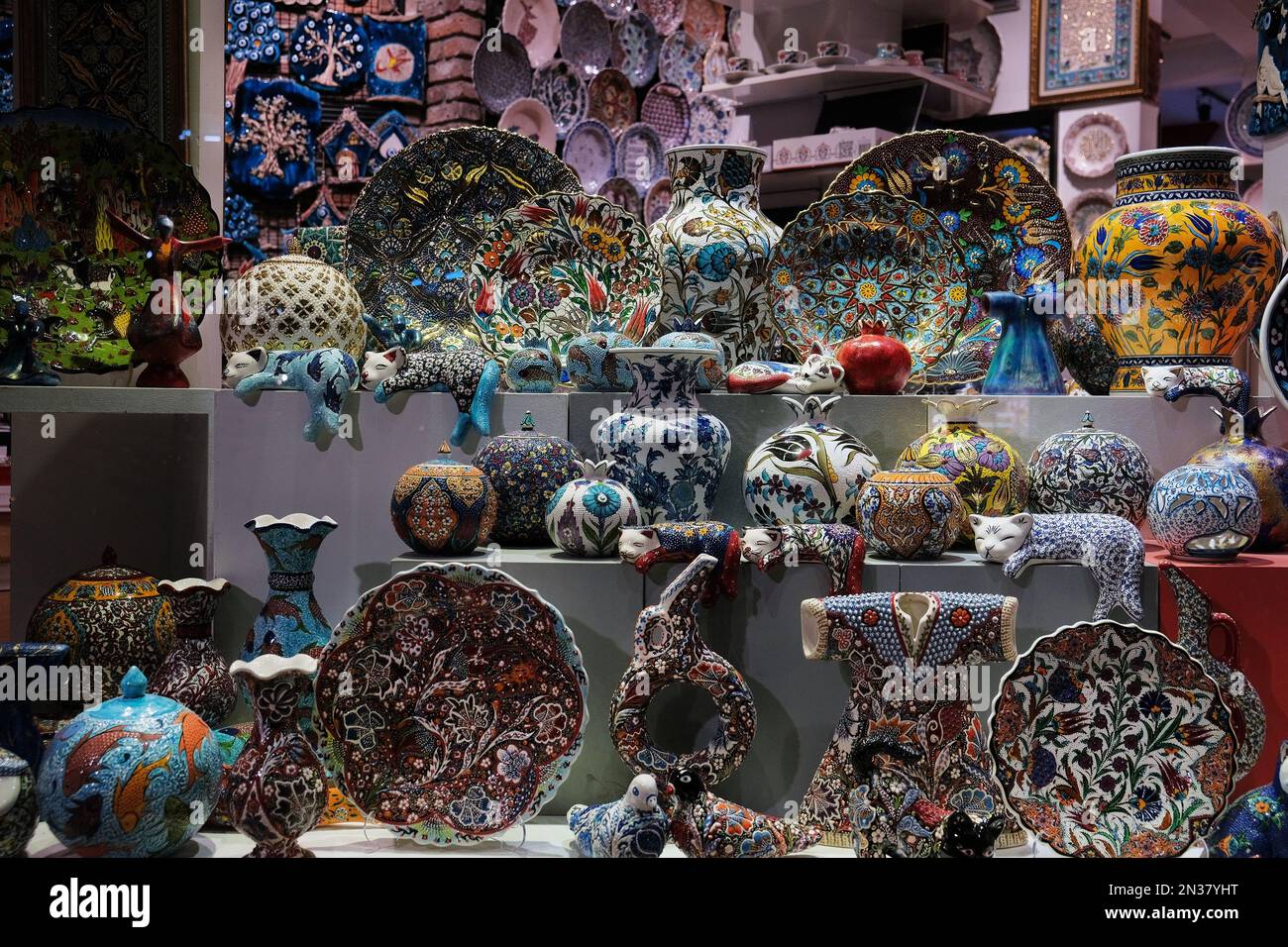 Traditional Turkish pottery and porcelain in a shop in Istanbul, Turkey ...