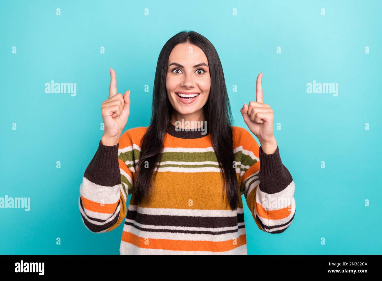 Photo portrait surprised young promoter new social media website advert ...