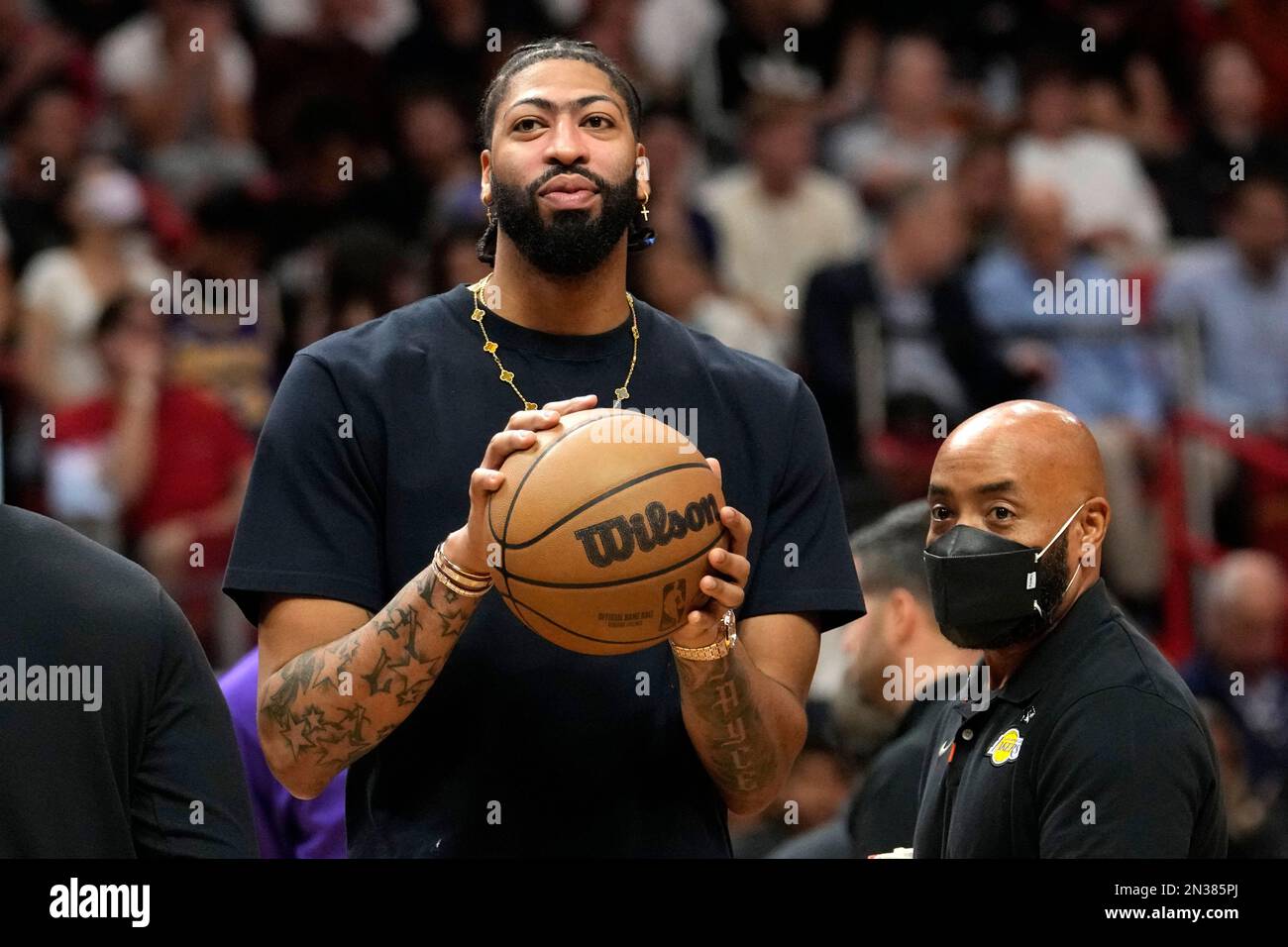 Los Angeles Lakers forward Anthony Davis watches from the sideline ...