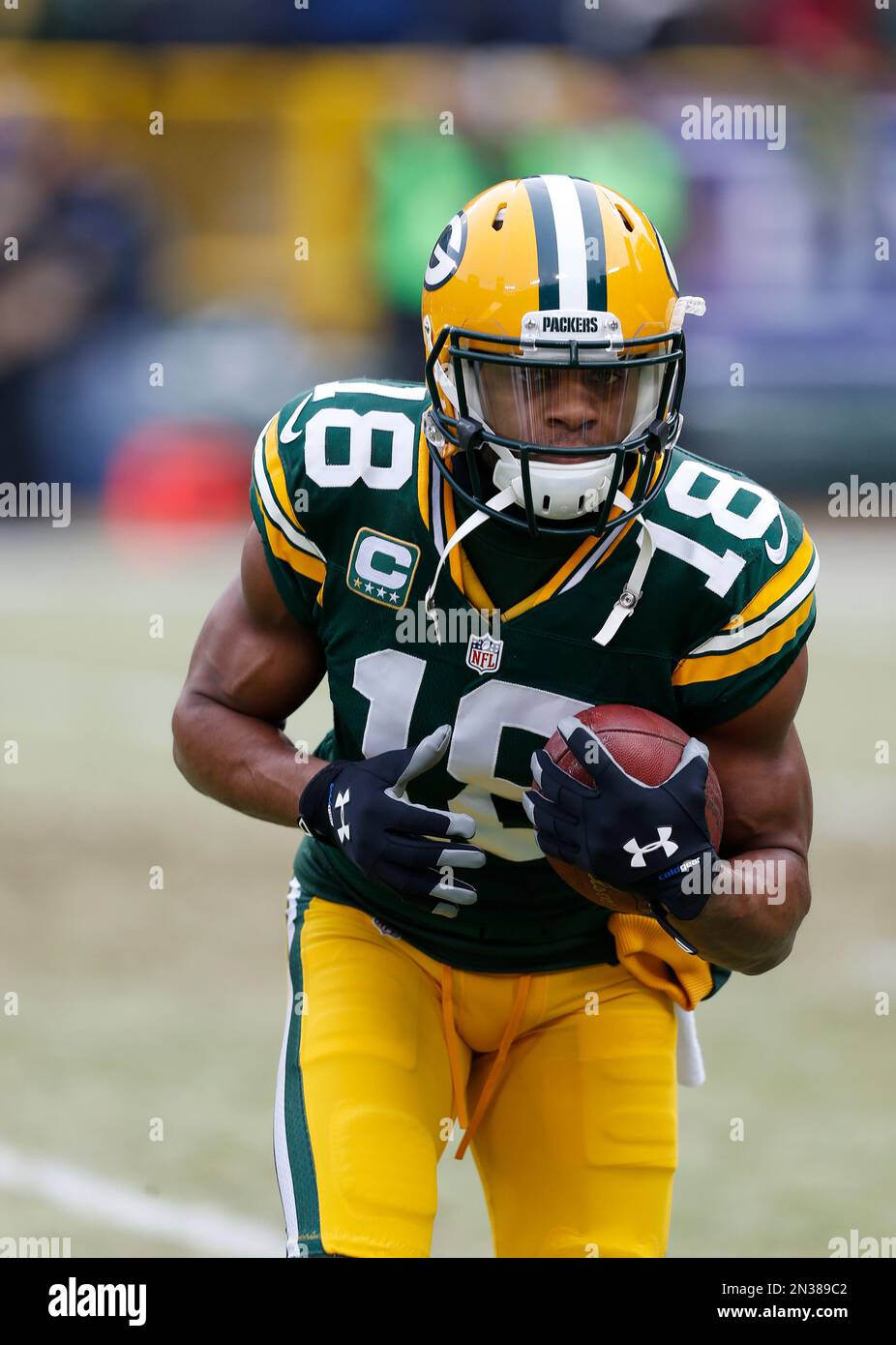 Green Bay Packers wide receiver Randall Cobb (18) warms up before an ...