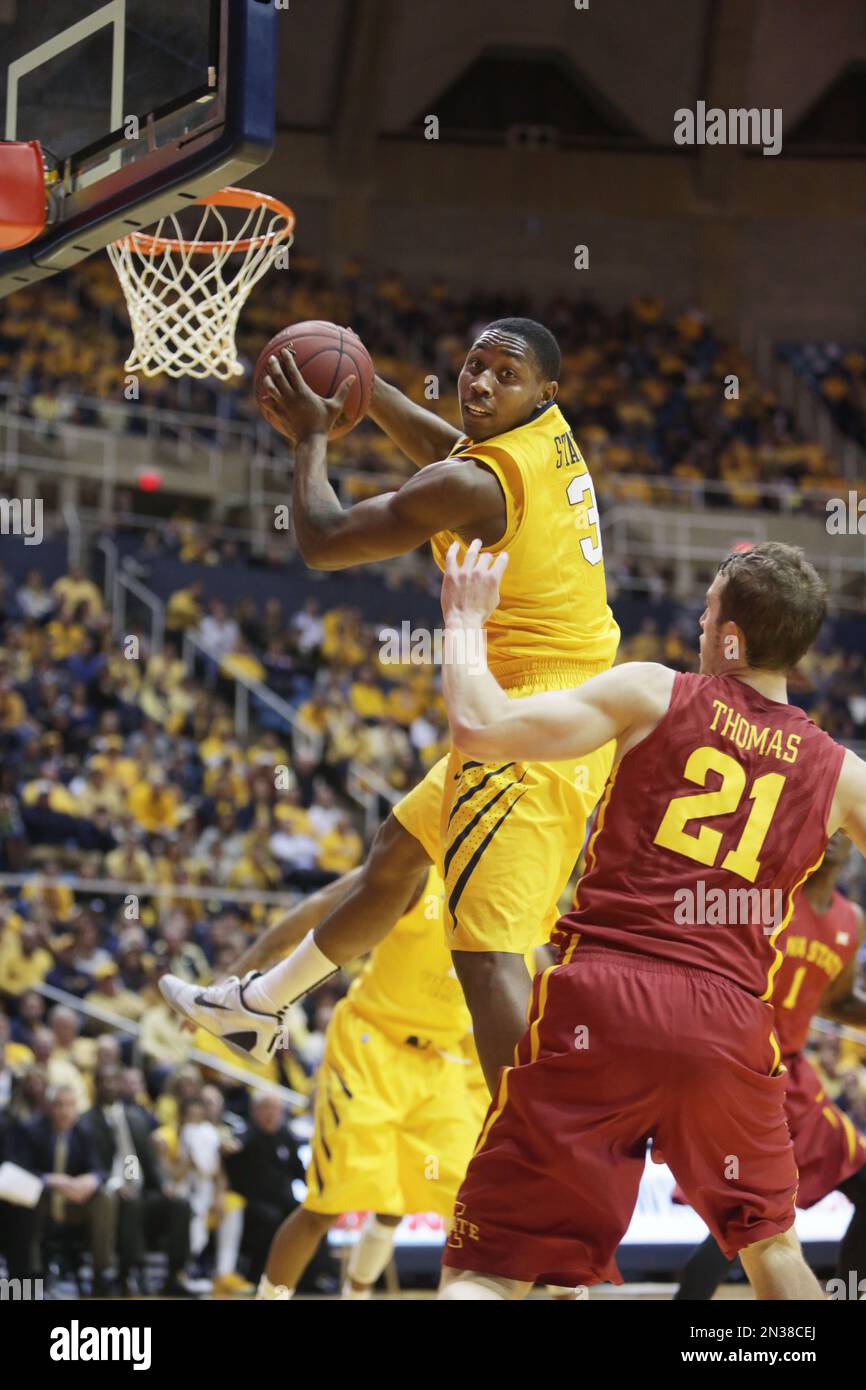 West Virginia guard Juwan Staten (3) grabs an offensive rebound from ...