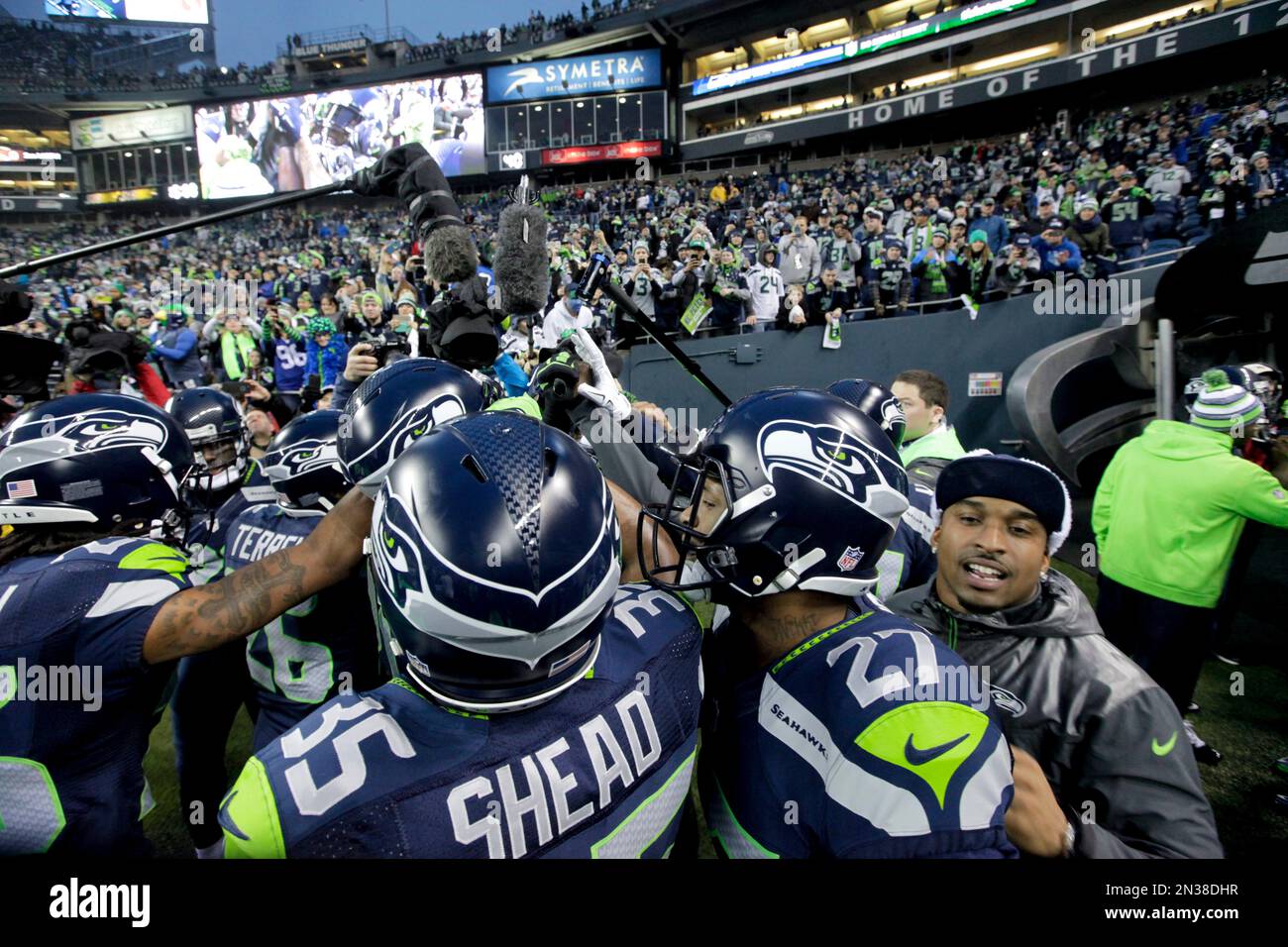 Seattle Seahawks players huddle before an NFL divisional playoff ...