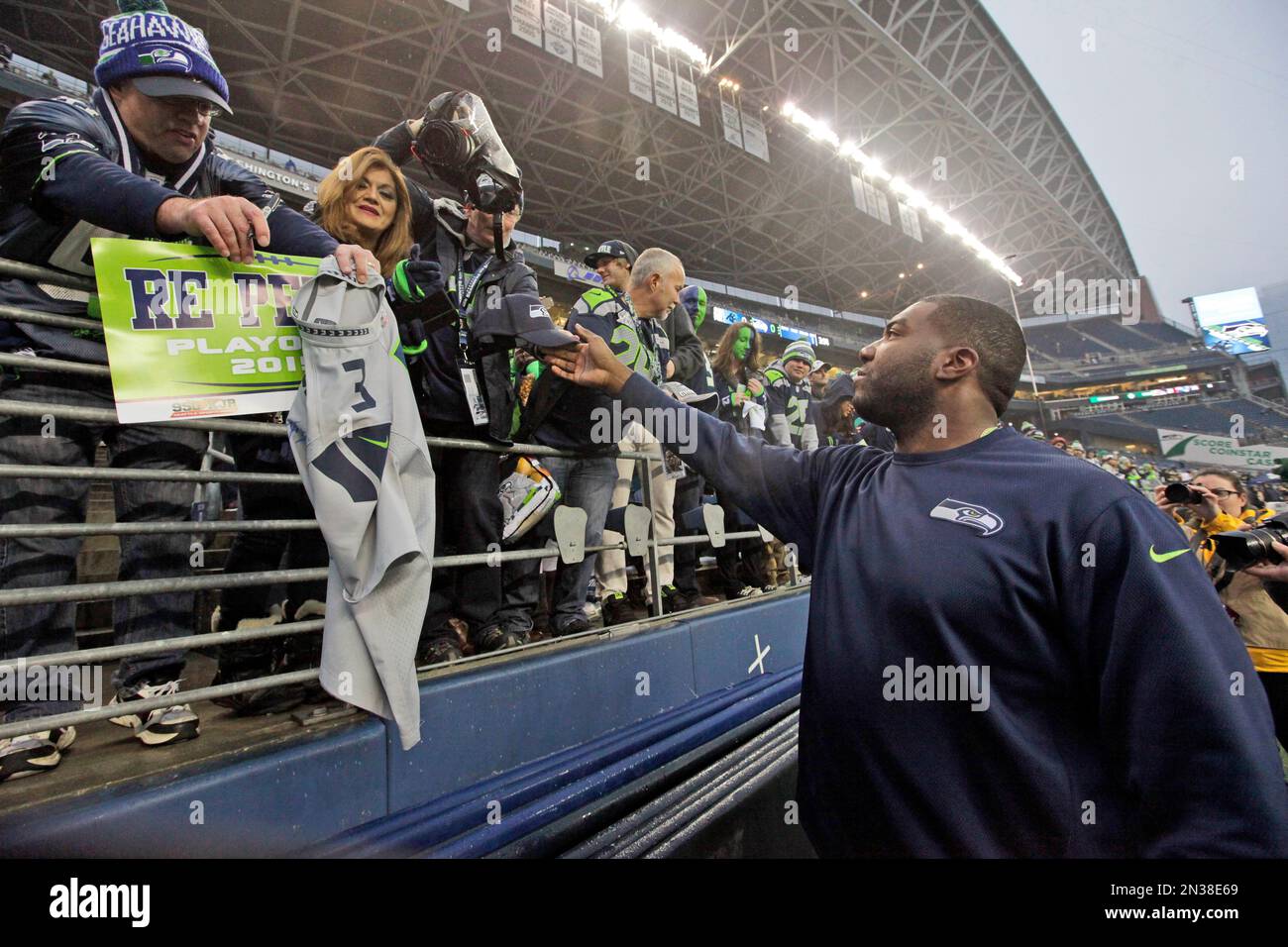 Seattle Seahawks tackle Russell Okung signs autographs for fans before ...
